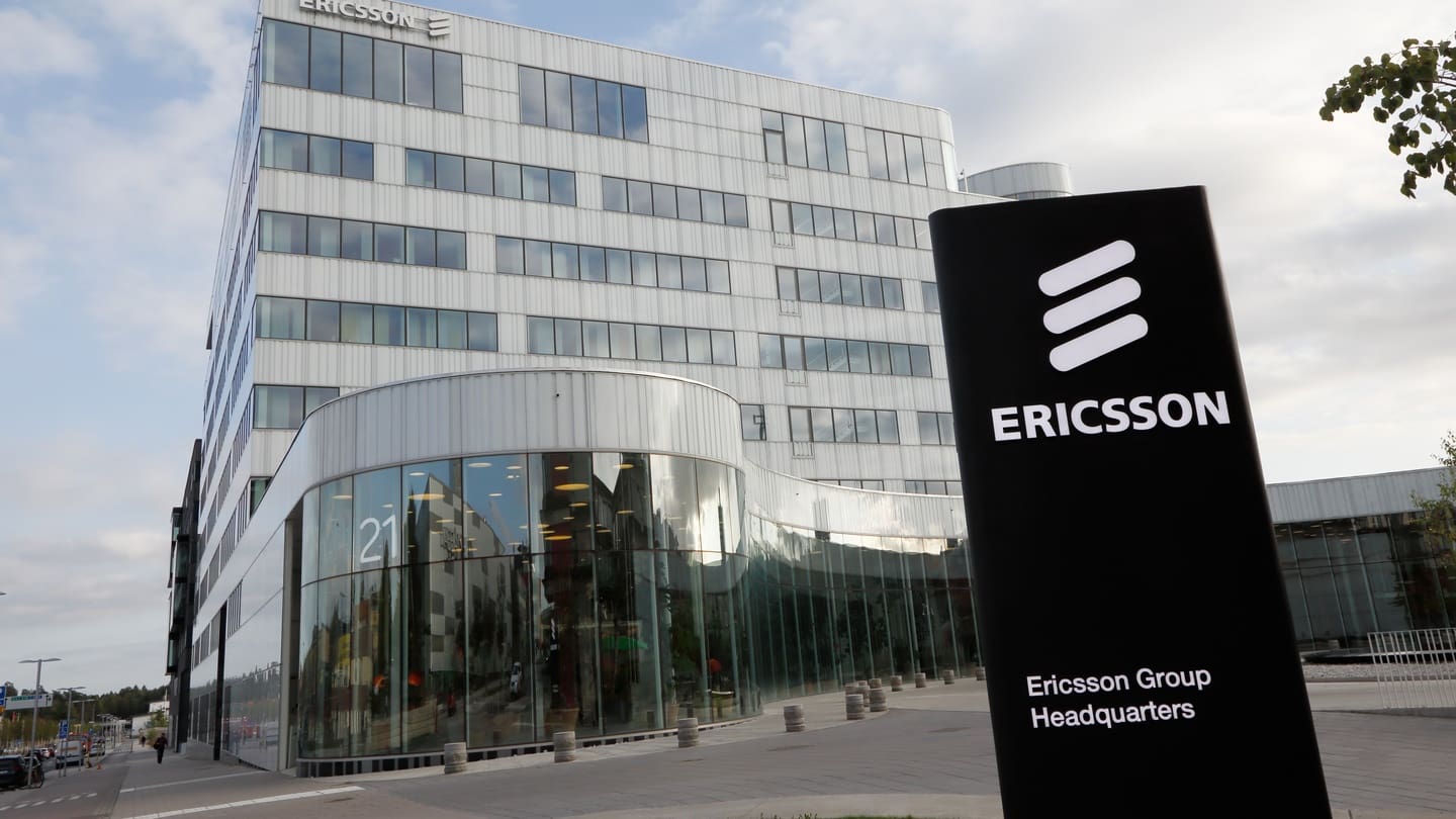 Ericsson překvapil ziskem a spouští historický odkup akcií